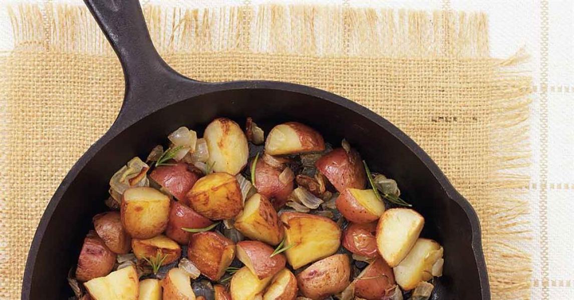 Roasted Red Potatoes With Rosemary and Onion – Lodge Cast Iron