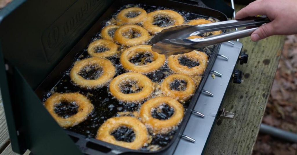 Anelli Di Cipolla Alla Birra Con Salsa Aioli Dijon – Lodge Cast Iron